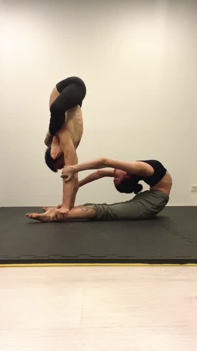 Couple Shows Amazing Flexibility While Doing Contortion Pose | Jukin ...