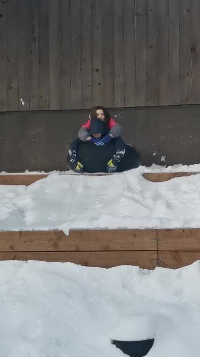 Siblings Faceplant While Snow Tubing | Jukin Licensing