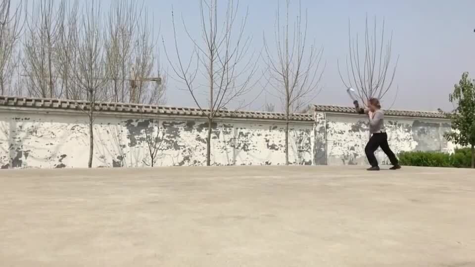 Girl Shows Fighting Skills While Practicing Broadsword Kung Fu | Jukin ...