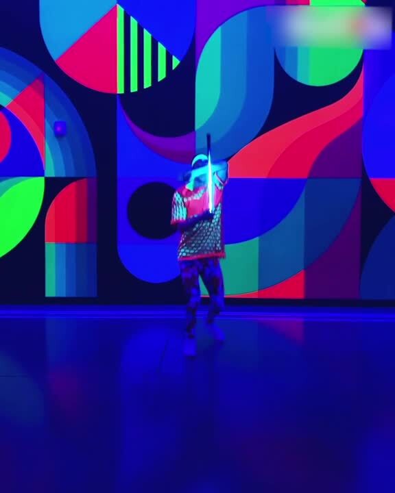 Artist Creates Illusion Through Mesmerizing Leviwand Dance | Jukin ...