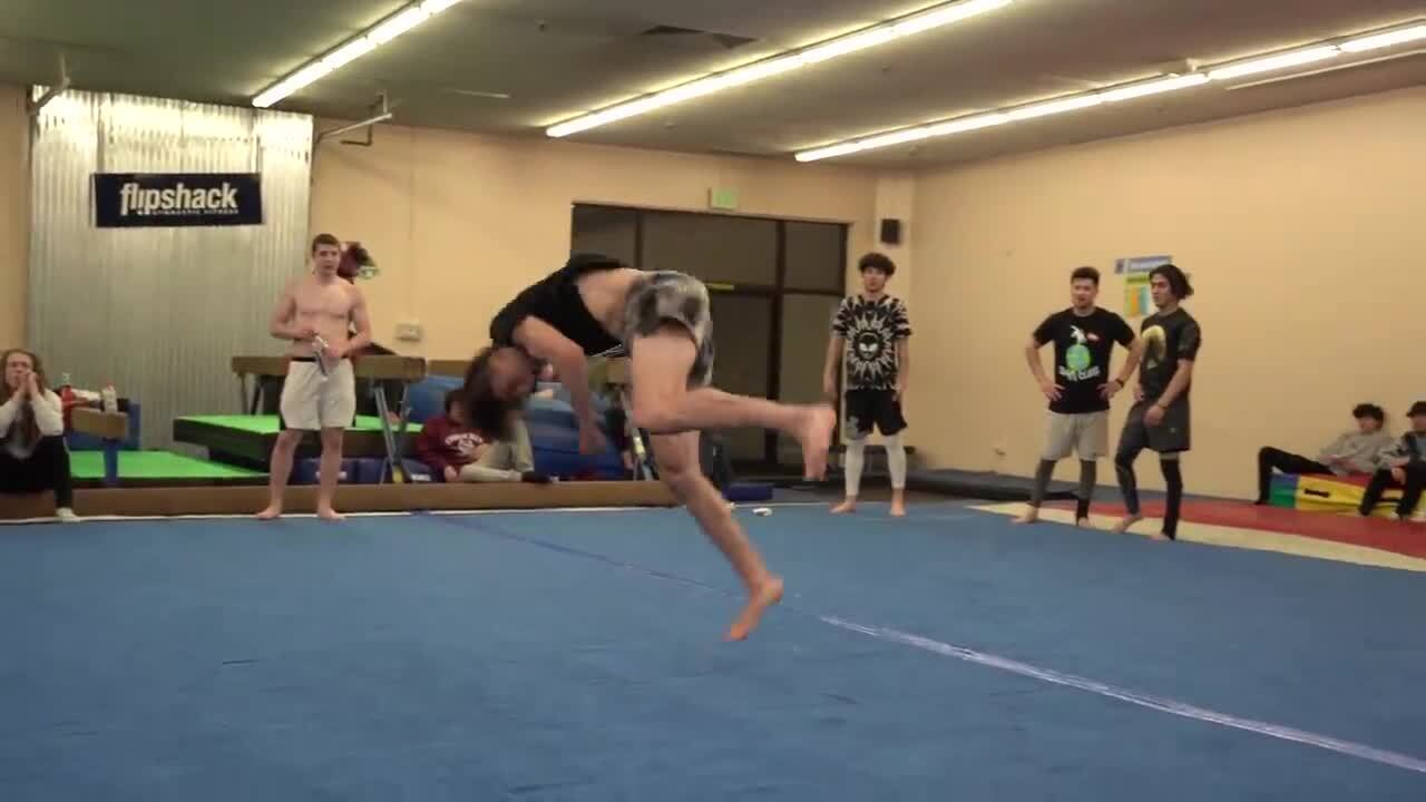 Guy Does Multiple Side Flips While Balancing Himself on Single Leg ...