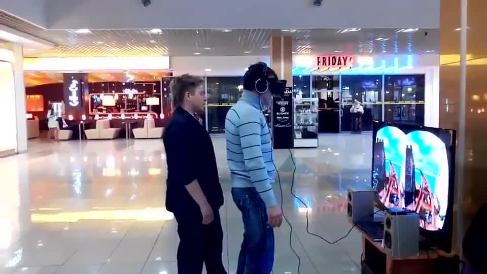 Guy Pranked While Using Oculus Rift | Jukin Licensing