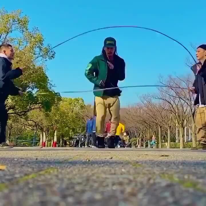 Guy Shows Amazing Dance Moves While Rope Jumping With Two Cables ...