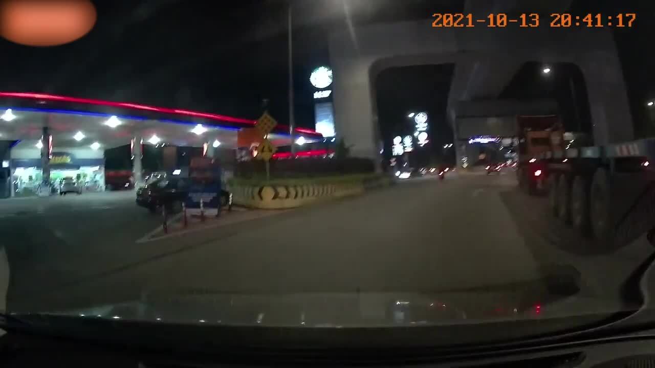 Car Rolls Back on Highway and Almost Hits Oncoming Vehicle | Jukin ...