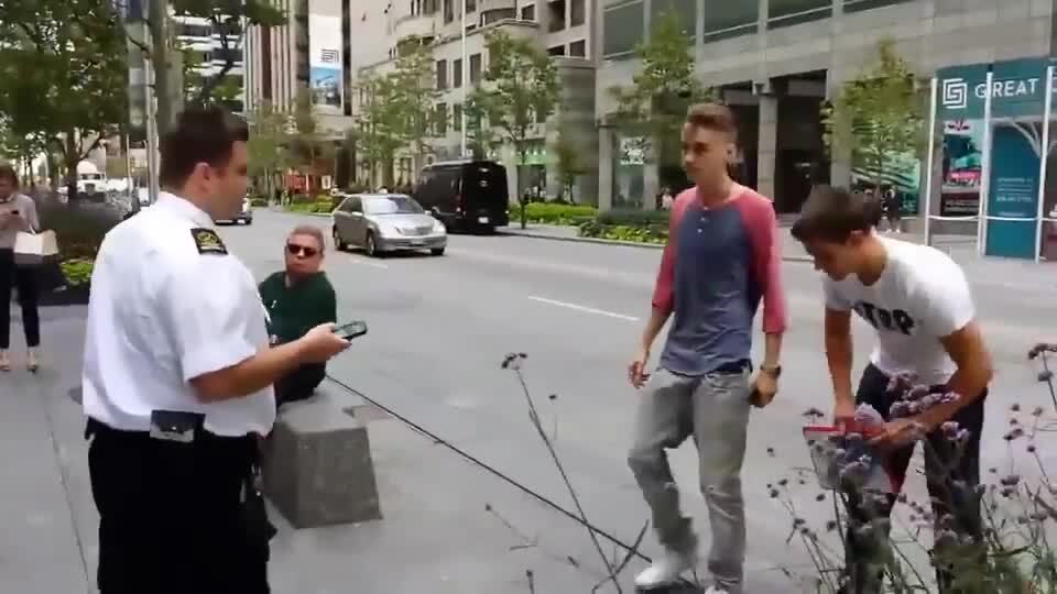 Security Guard Stops Opera Singing Street Performer | Jukin Licensing