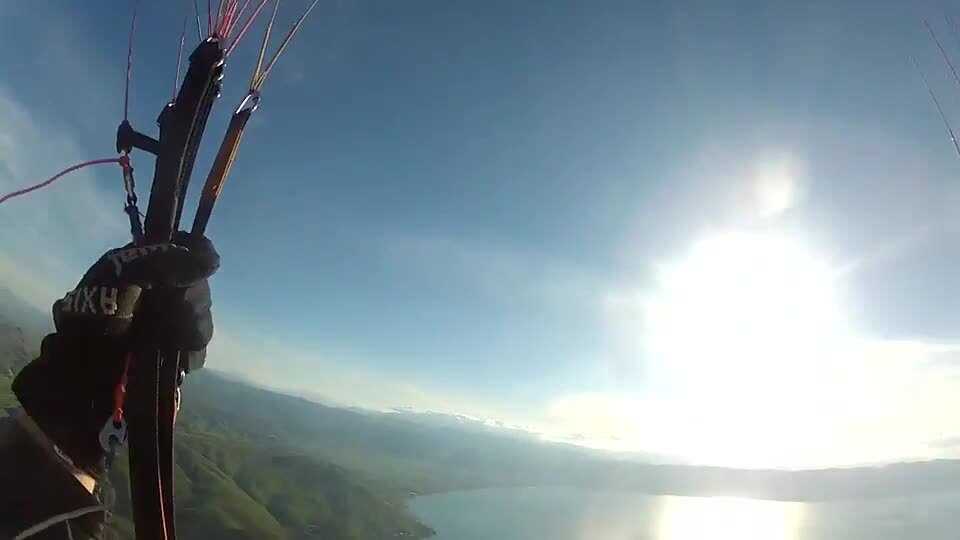 Paraglider Crashes When Parachutes Get Tangled | Jukin Licensing