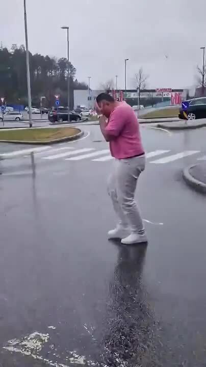 Man Bumps His Head on Sign at Entrance of Parking Lot | Jukin Licensing