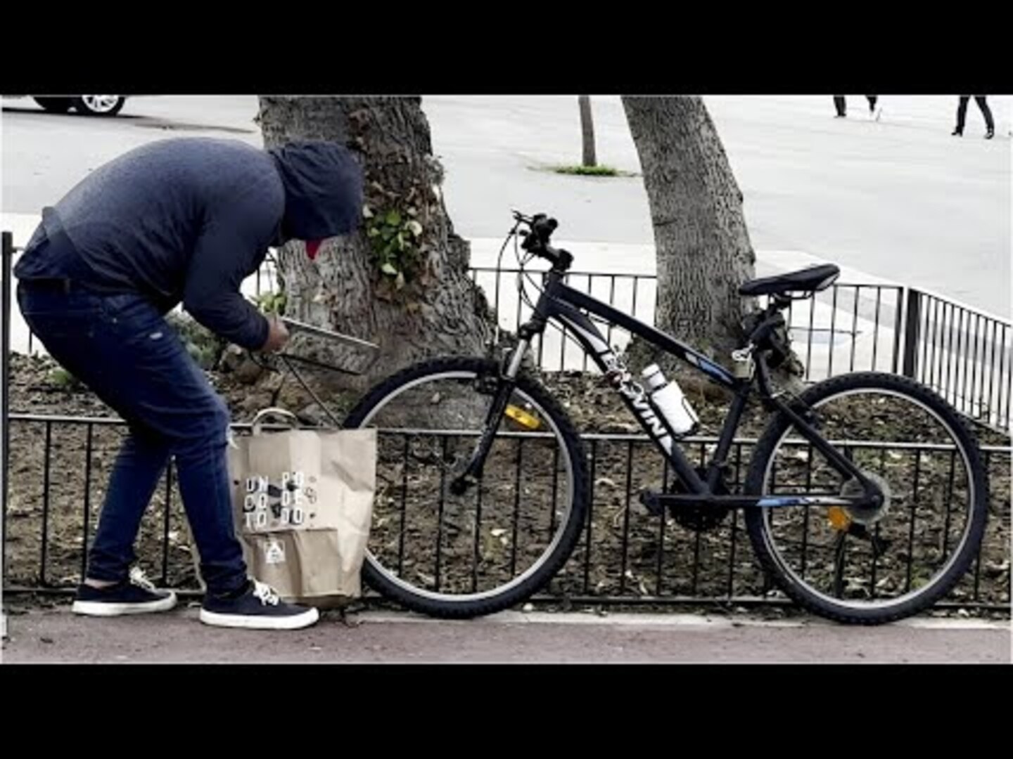 Alleged Thief Cuts Bike's Lock and Takes it Away | Jukin Licensing