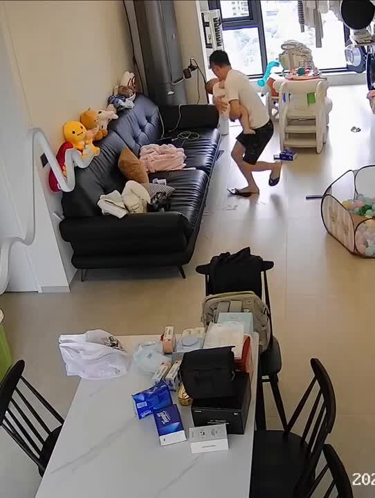 Father's Quick Reflexes Saves Toddler From Hitting Their Head on Floor ...