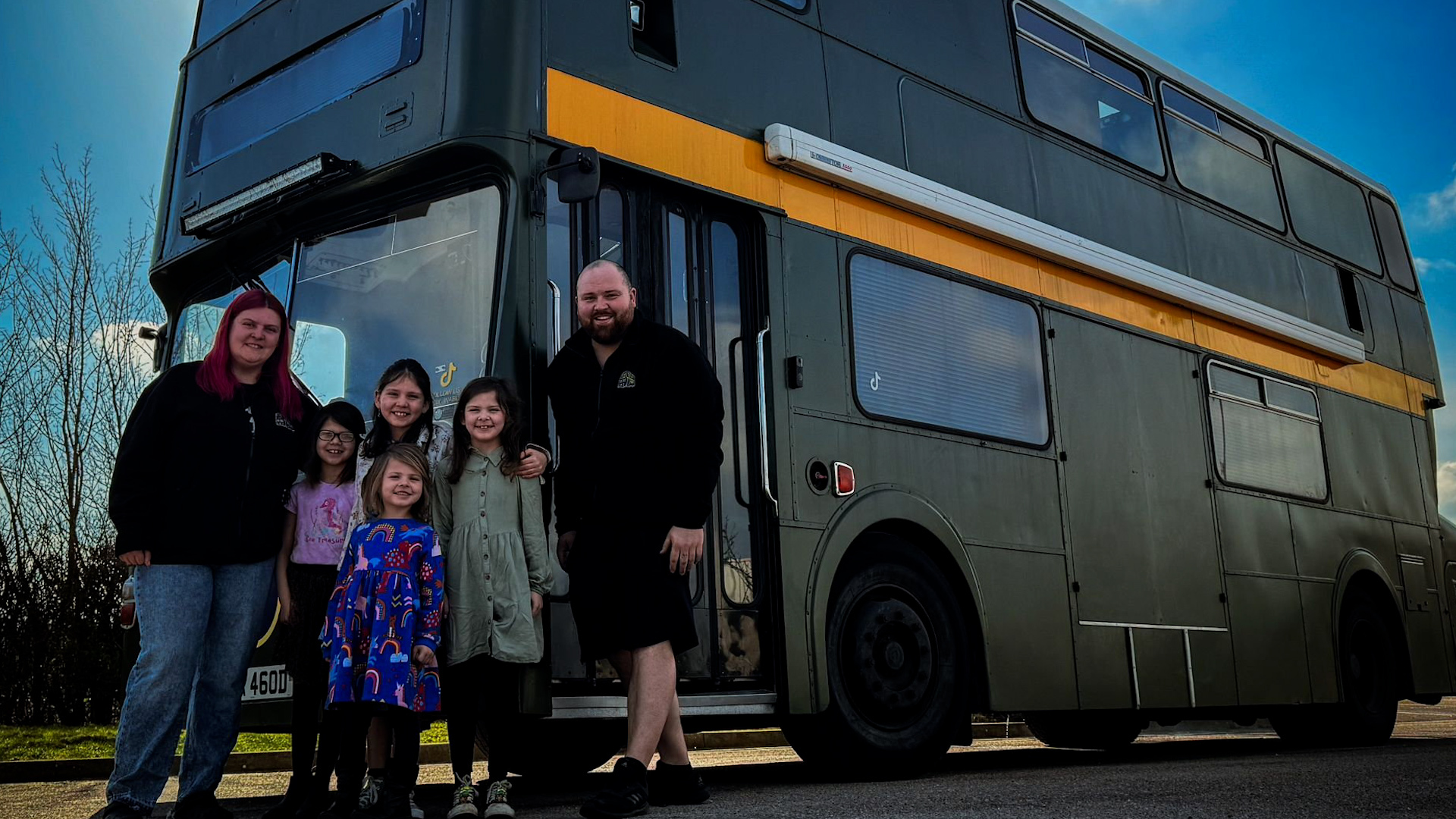 Family Saves 20k Pounds by Living in Converted Double-Decker Bus ...