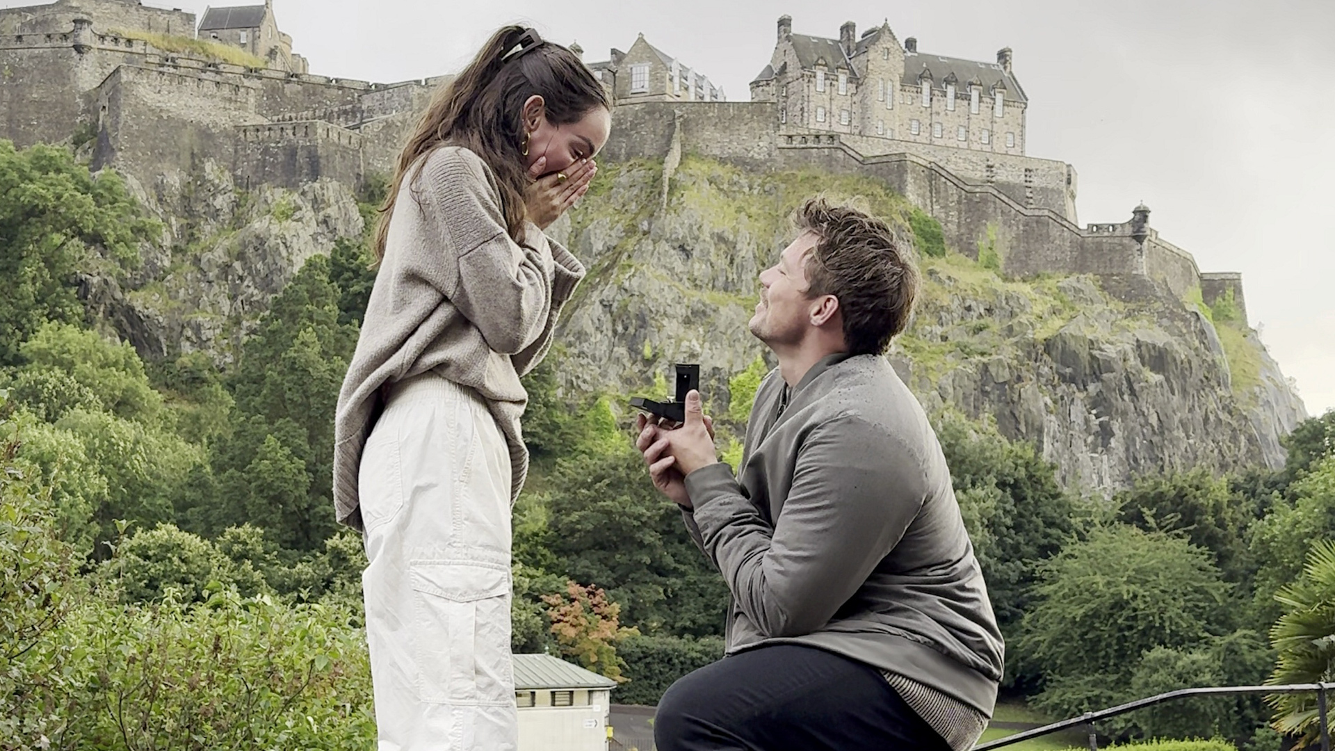 Boyfriend Surprises Girlfriend by Proposing to Her at Beach | Jukin ...