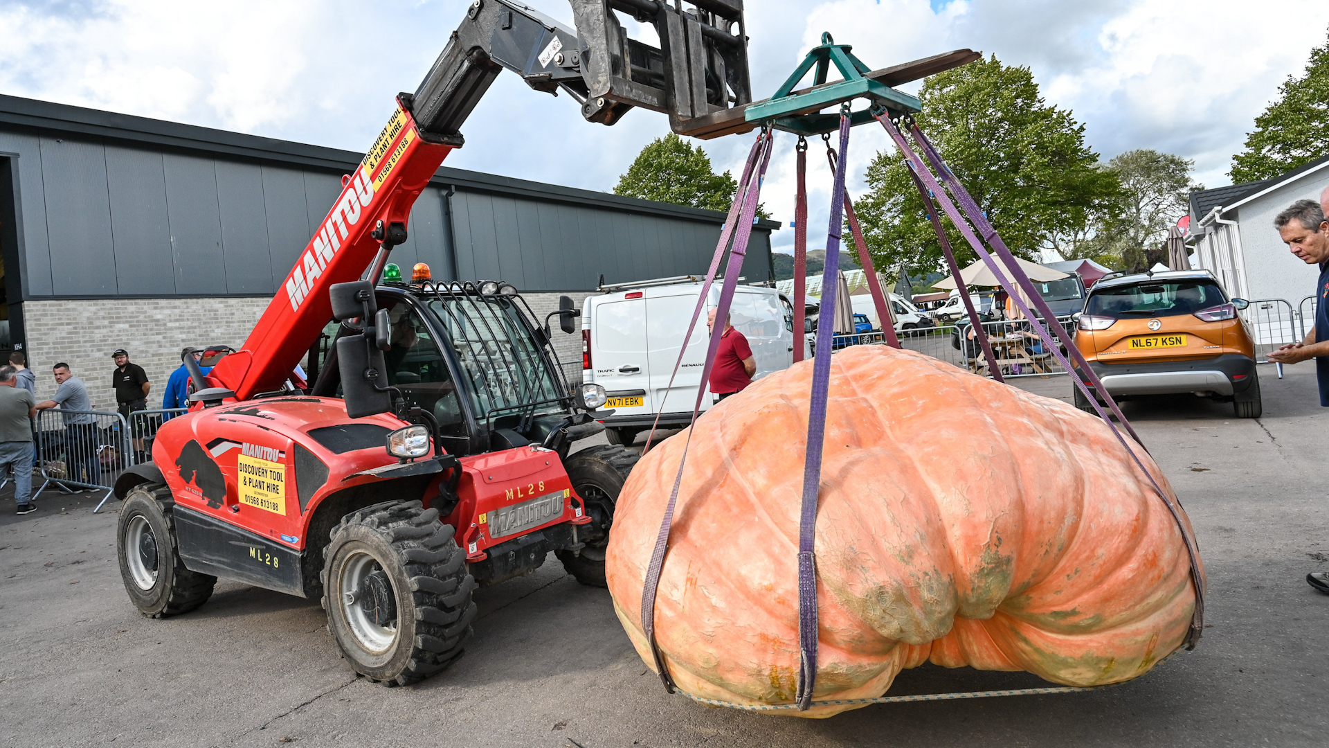 Giant Pumpkin Breaks British Record for Heaviest Pumpkin | Jukin Licensing