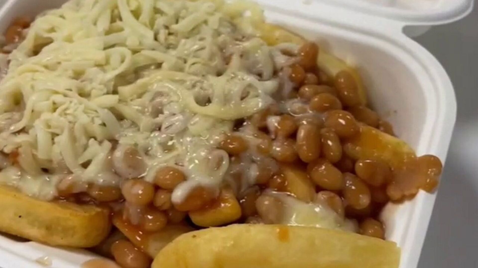 Man Gets Chips and Beans From Hospital Canteen | Jukin Licensing