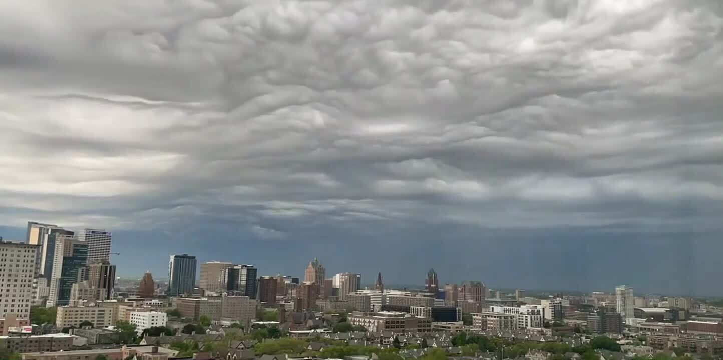 Stunning Cloud Formation Rolls Over Sky in Milwaukee, USA | Jukin Licensing