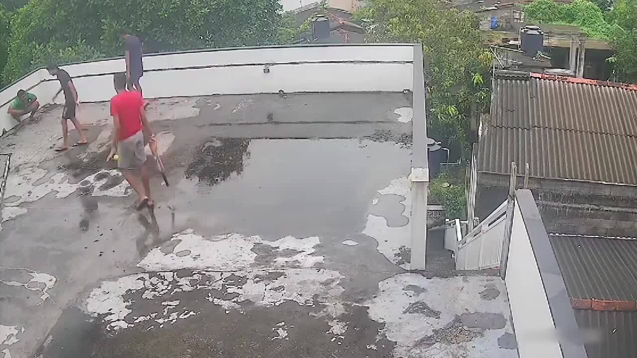 Man Trips and Falls While Trying to Walk Down Escalator Moving Upwards | Jukin Licensing