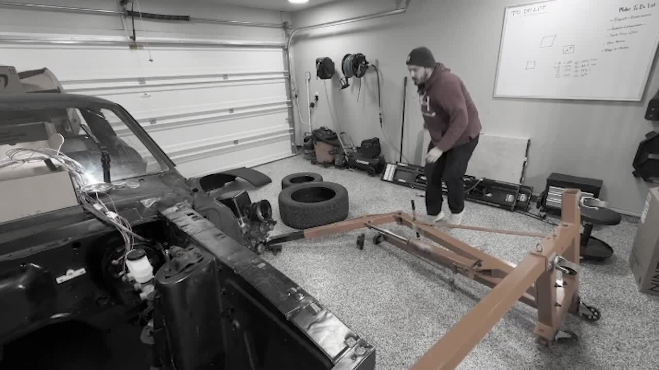 Human Error Leads to Car Engine Falling to Floor as Hoist Collapses ...