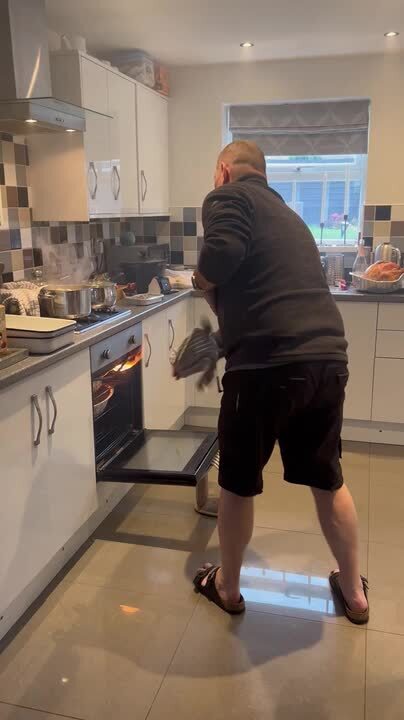 Christmas Roast Dinner Fails Hilariously as Oven Catches Fire | Jukin ...