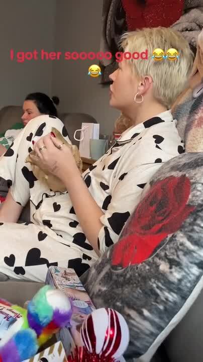 Woman Gets Pranked With Fake Spider on Her Last Christmas Amid Cancer ...