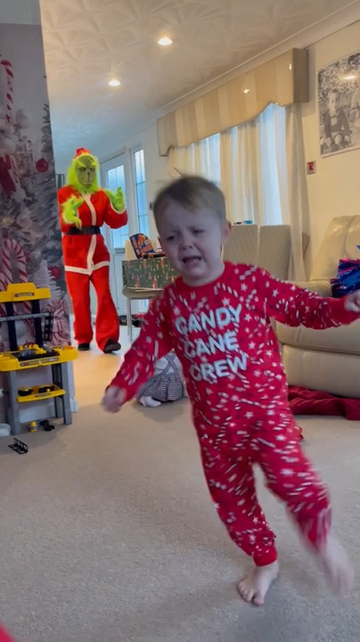 Toddlers Scream and Run In Fear as Grinch Enters Room | Jukin Licensing