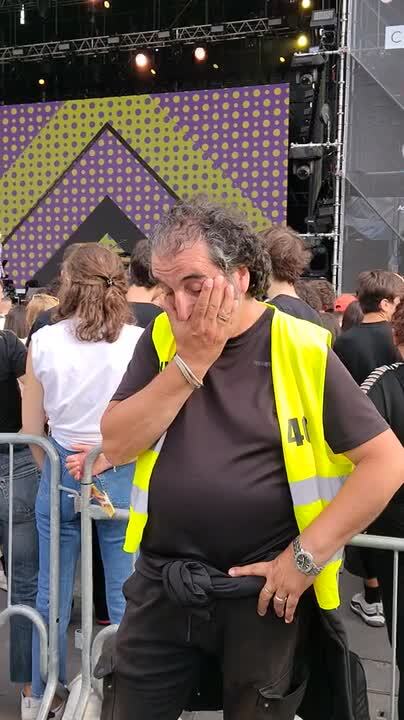 Bored Security Guard at Concert! | Jukin Licensing