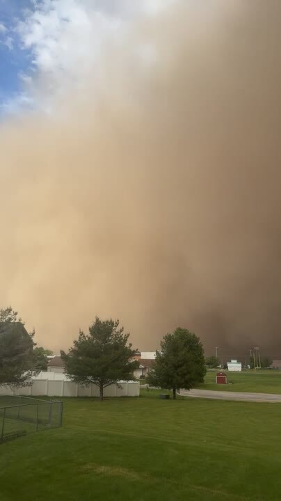 Intense Dust Storm Covers Sky in Thick Blanket of Dust in Illinois, USA ...