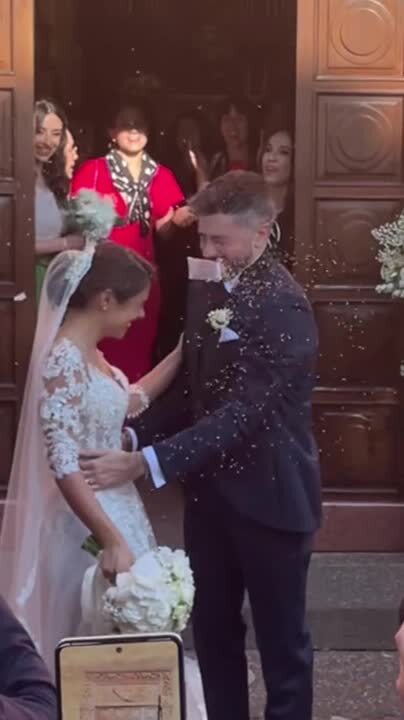 Guest Throws Bag of Confetti Right at Groom's Face | Jukin Licensing
